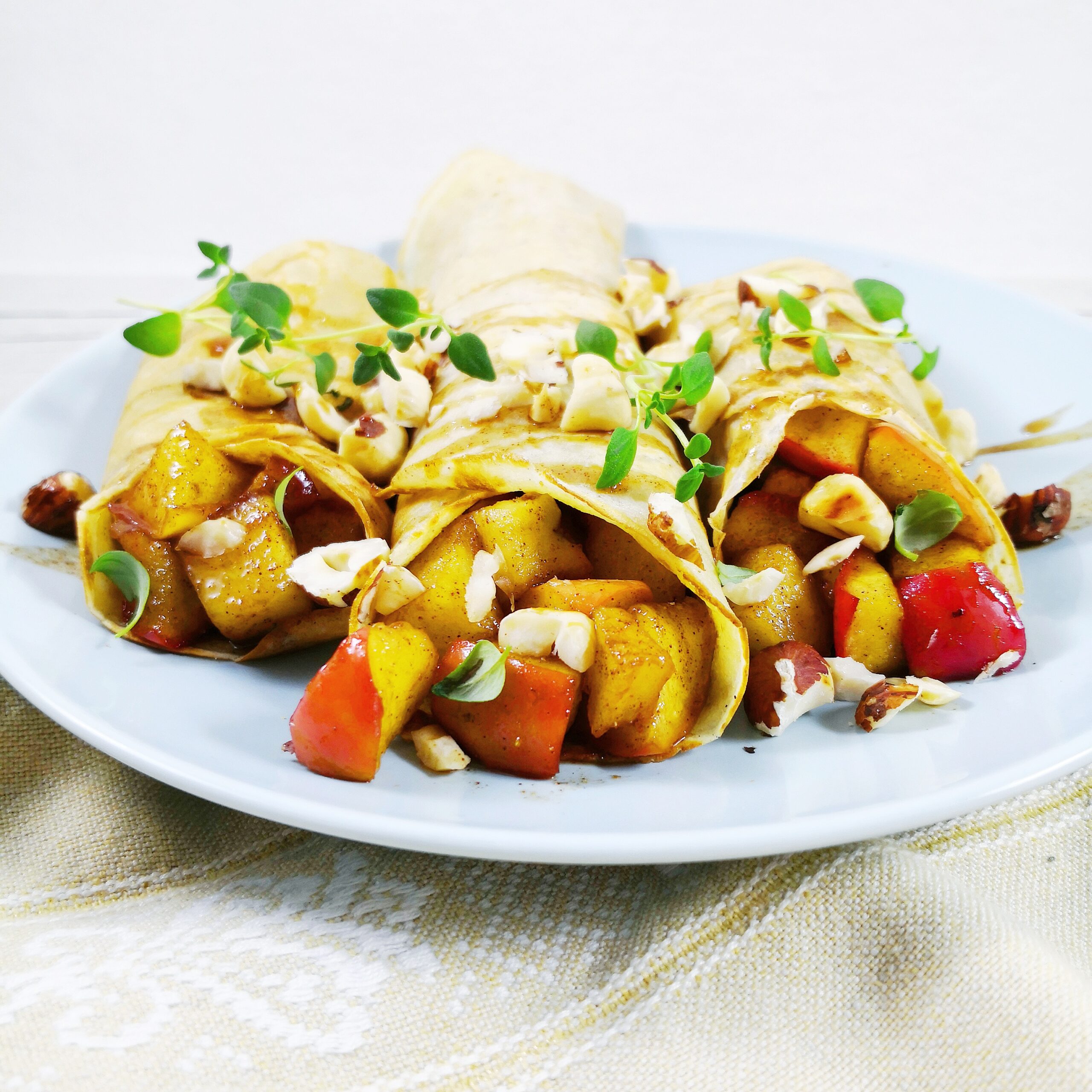 Crêpes with Caramelized Apples and Vanilla Ice Cream - HuskDesserten